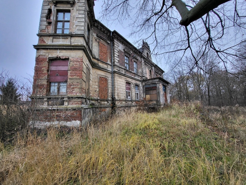 Pałac wymagający renowacji koło Lubania i Zgorzelca
