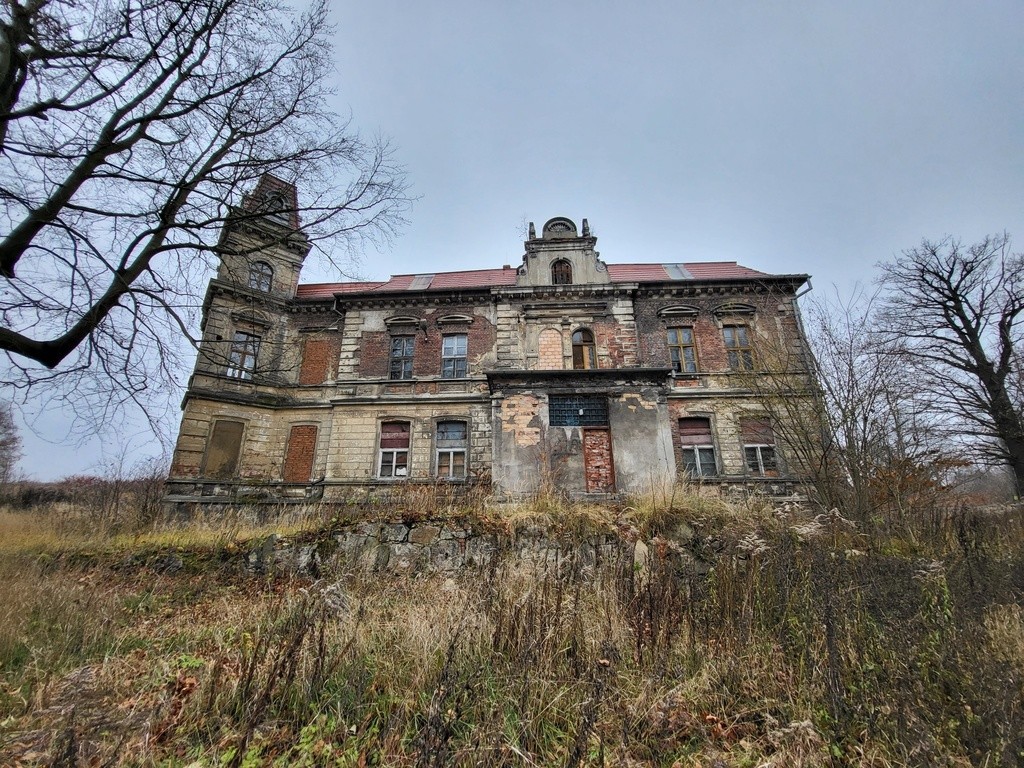 Pałac wymagający renowacji koło Lubania i Zgorzelca