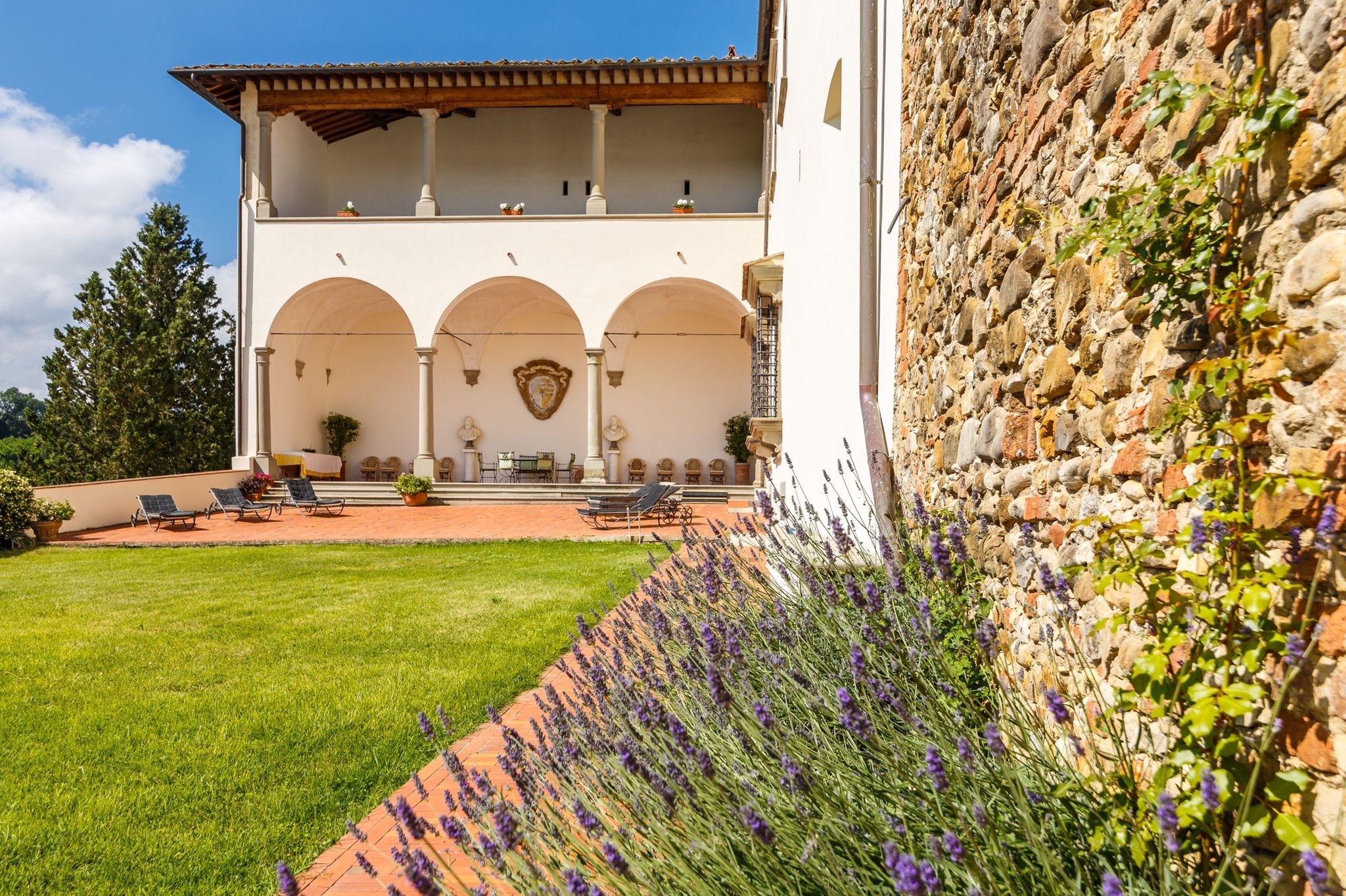 Imponujący renesansowy zamek w pobliżu Florencji